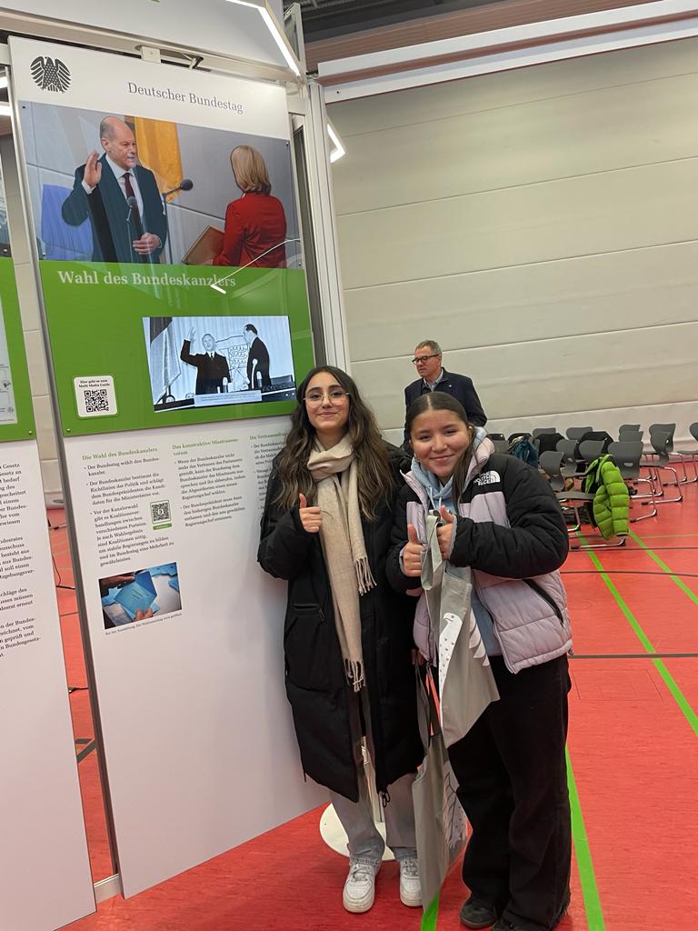 Maria Ward Schülerinnen besuchen die Wanderausstellung des Deutschen ...